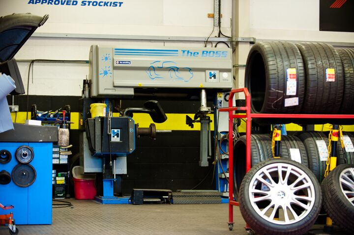 Boss Touchless Tyre Machine | Automatic Tyre Fitting | Bespoke Boots